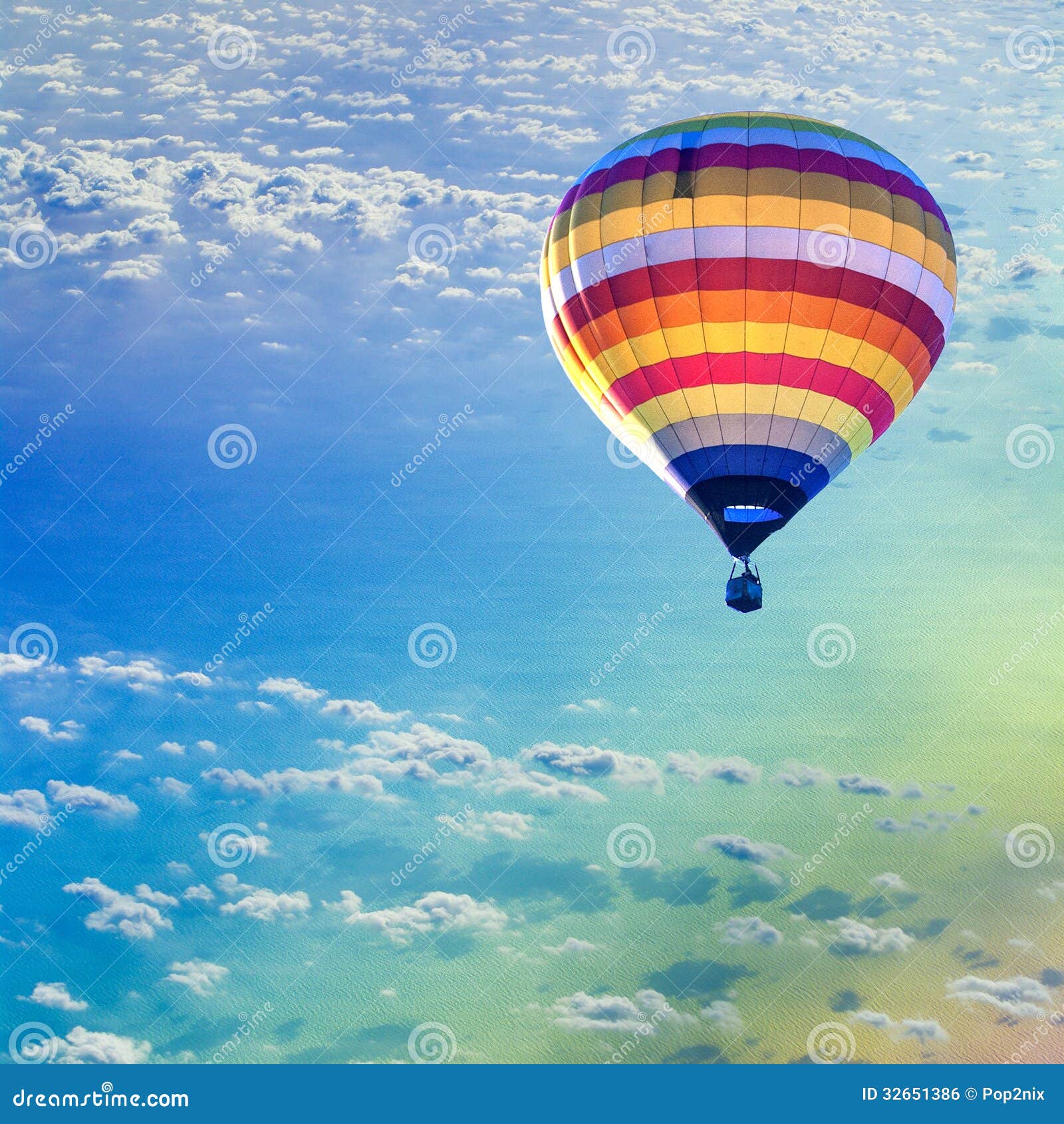 Mongolfiera Sul Mare Con La Nuvola Fotografia Stock - Immagine di ...