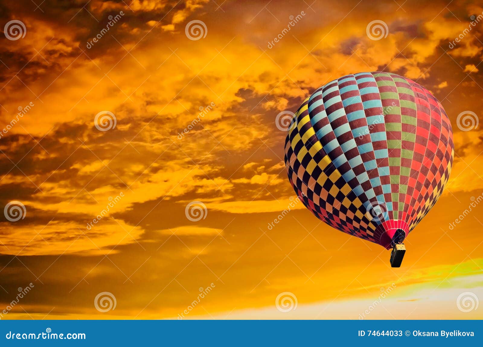 Mongolfiera sul tramonto immagine stock. Immagine di multicolore - 74644033