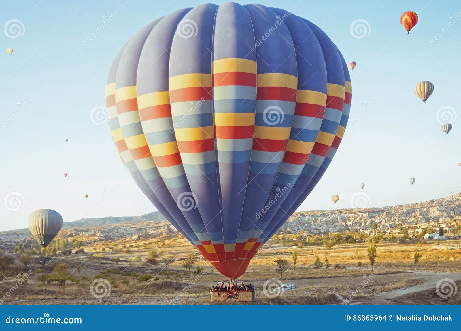 Mongolfiera Variopinta Che Sorvola La Valle a Cappadocia Fotografia ...