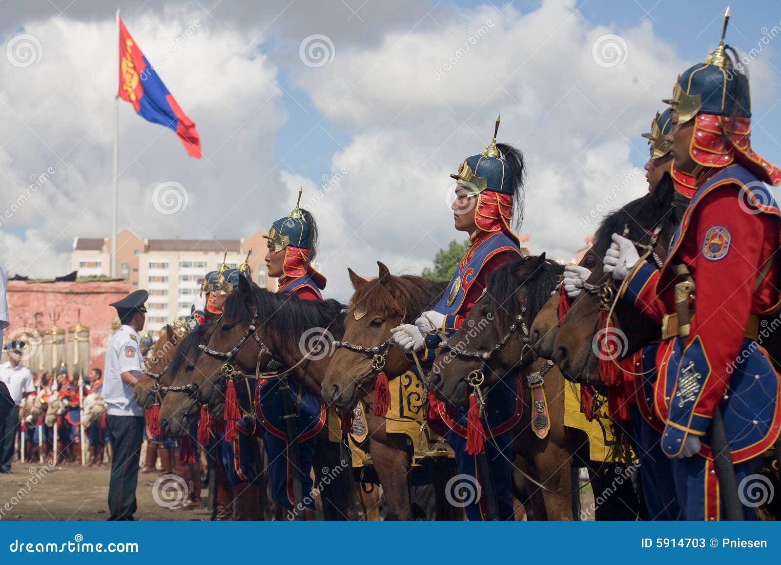 Mongoolse Cavalerie En Mongoolse Vlag Redactionele Stock Foto - Image ...