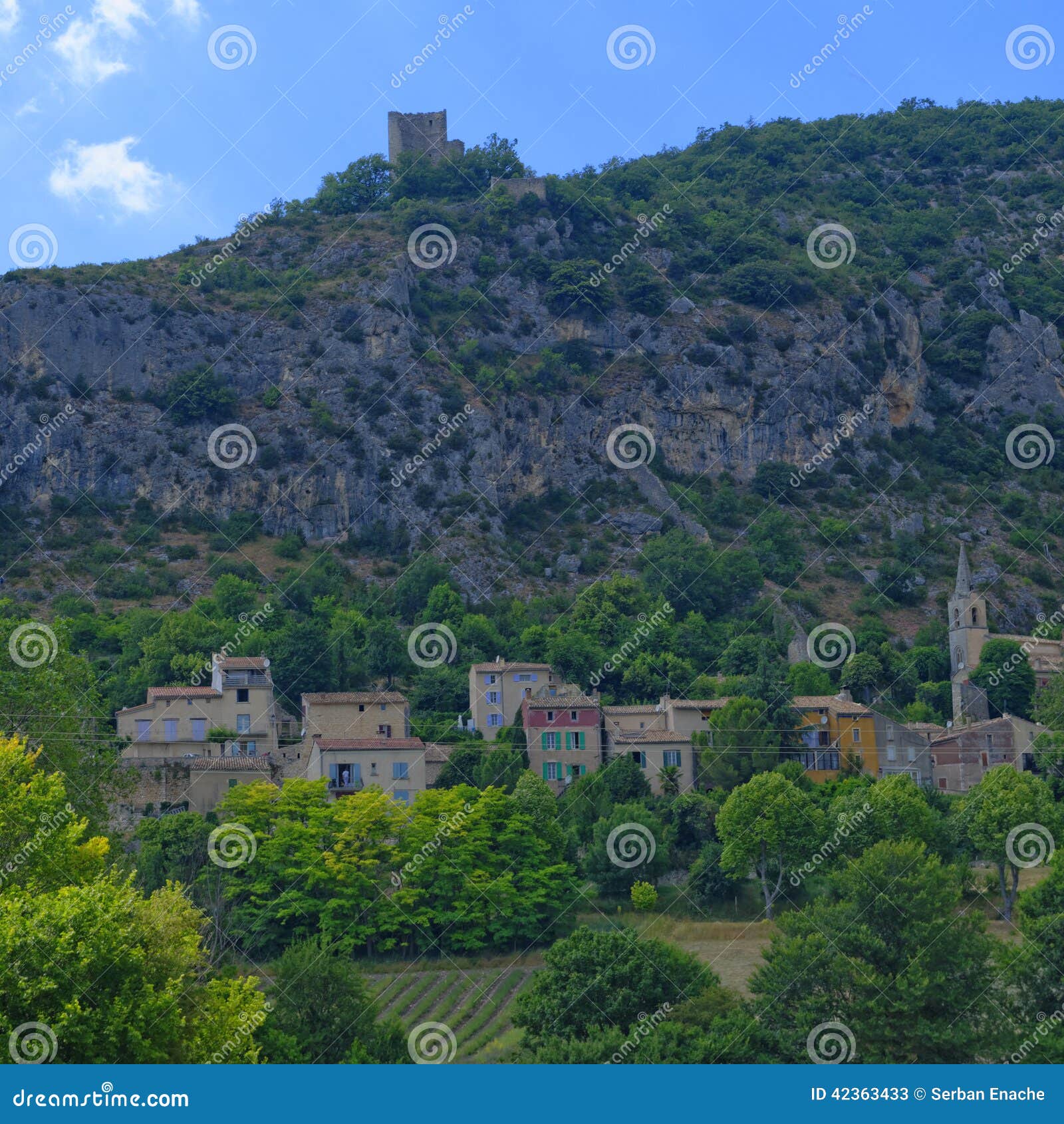 Monieux, de Provence stock afbeelding. Image of rotsachtig - 42363433