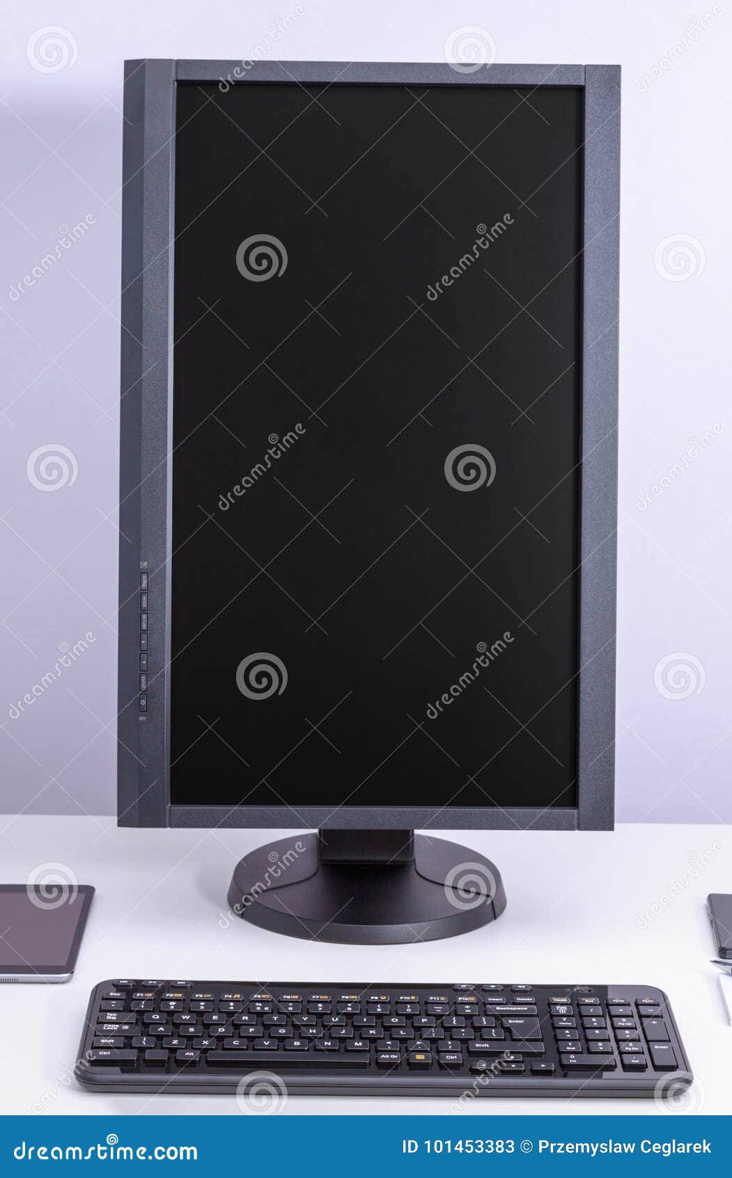 Monitor in bianco del pc immagine stock. Immagine di visivo - 101453383