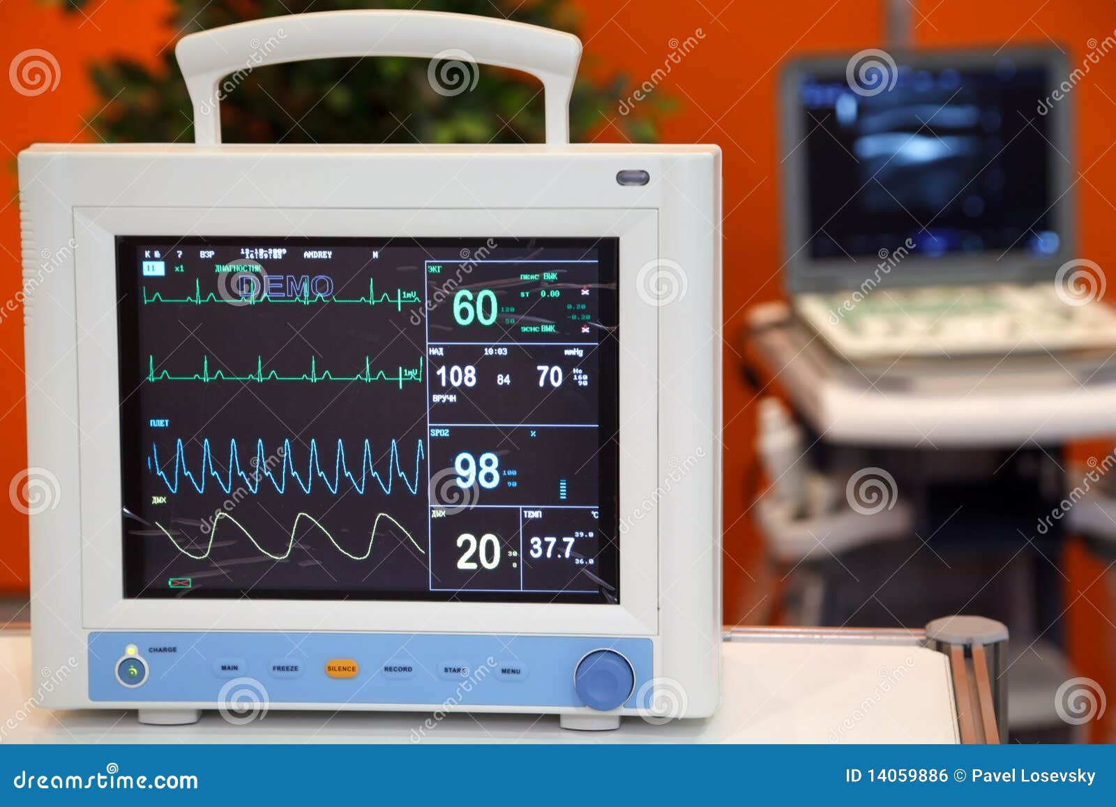 Monitor Cardiaco Con Las Muestras Vitales Foto de archivo - Imagen de ...
