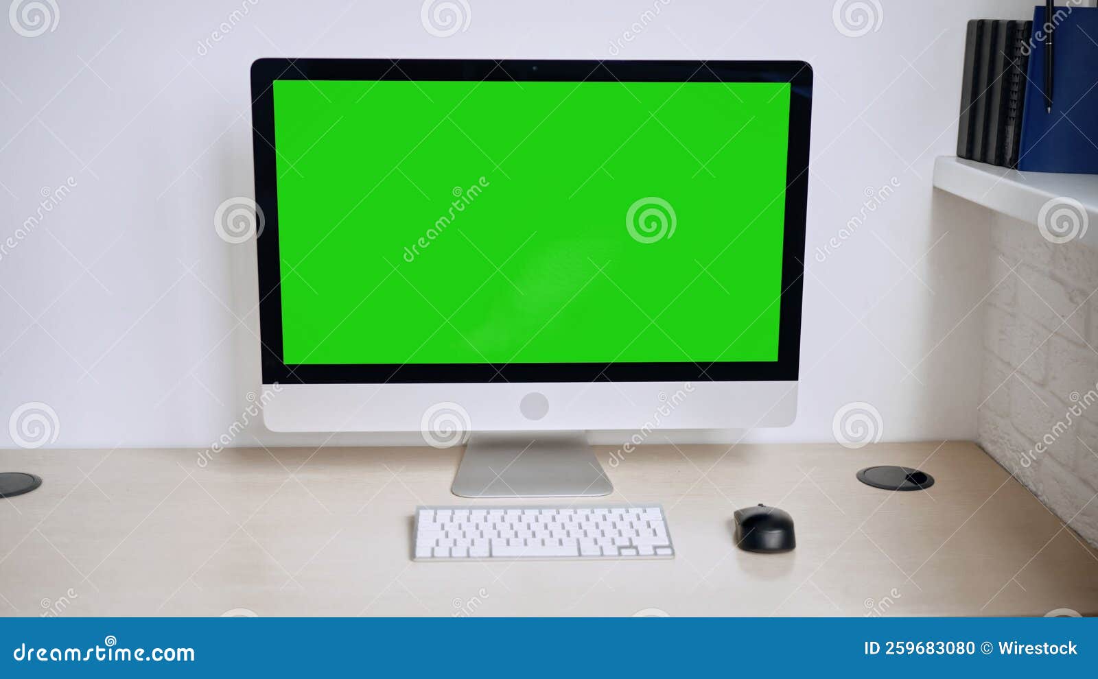 Monitor De Computador Com Uma Tela Verde Foto de Stock - Imagem de tela ... Monitor De Computador Com Uma Tela Verde Foto de Stock - Imagem de tela ...