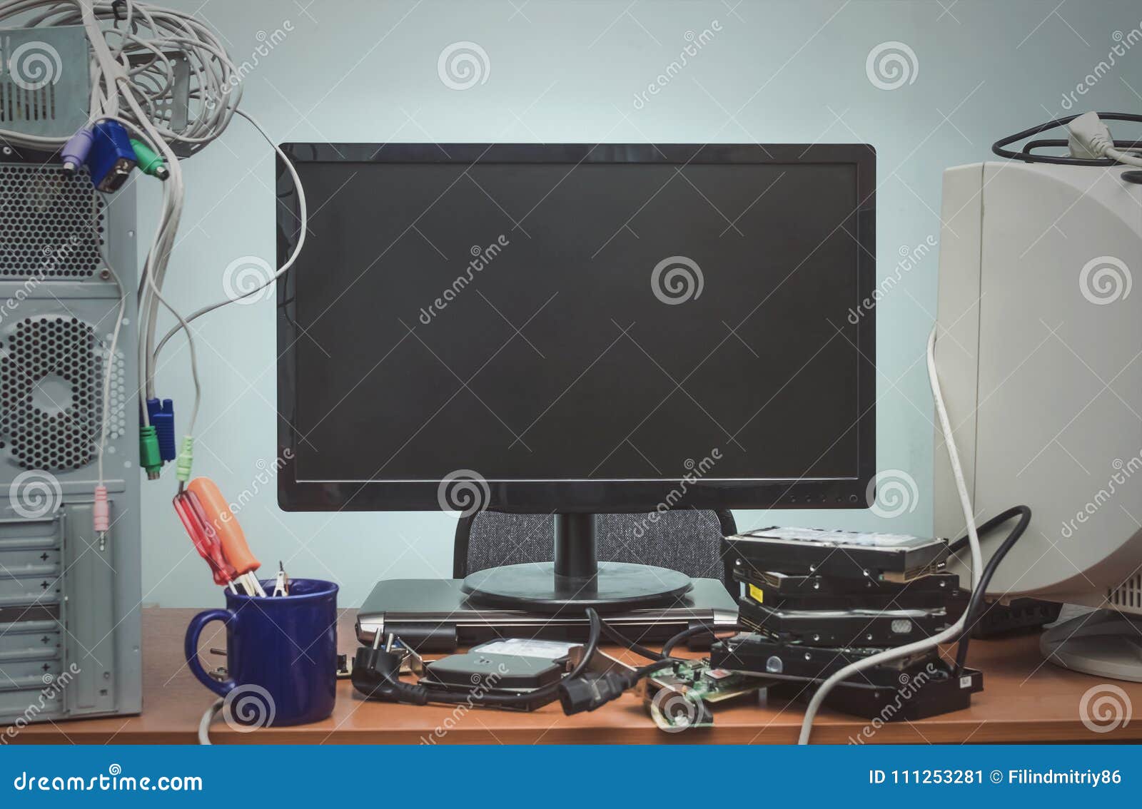 Monitor De Computadora Con La Pantalla En Blanco En La Tabla Imagen de ...