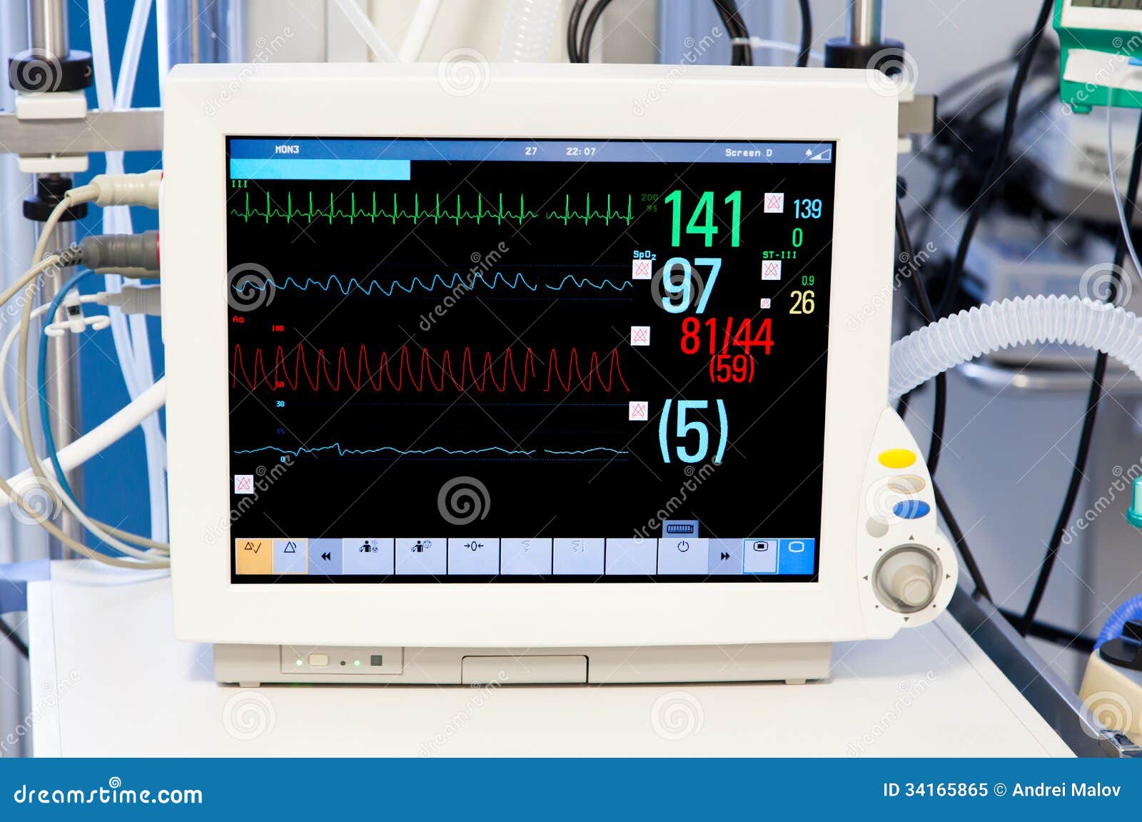 Monitor De Pacientes En La Unidad De Cuidados Intensivos Imagen de ... Monitor De Pacientes En La Unidad De Cuidados Intensivos Imagen de ...
