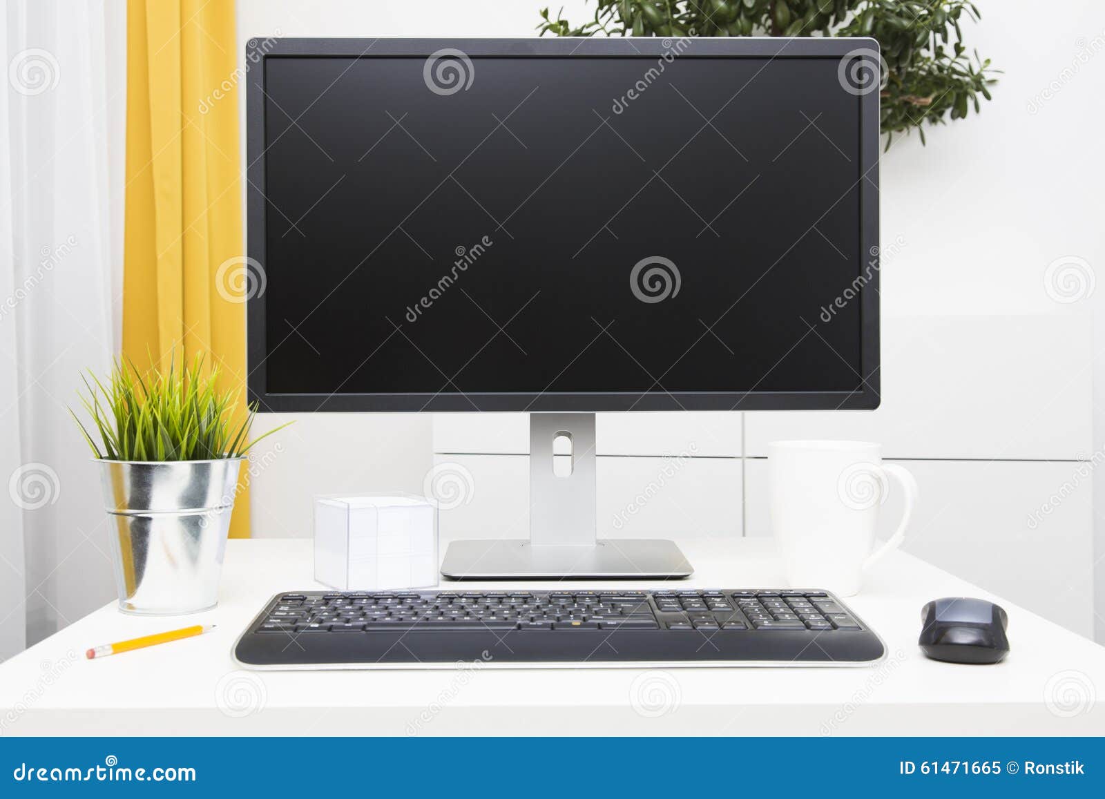 Monitor En Blanco En La Tabla En Interior Brillante Imagen de archivo ...