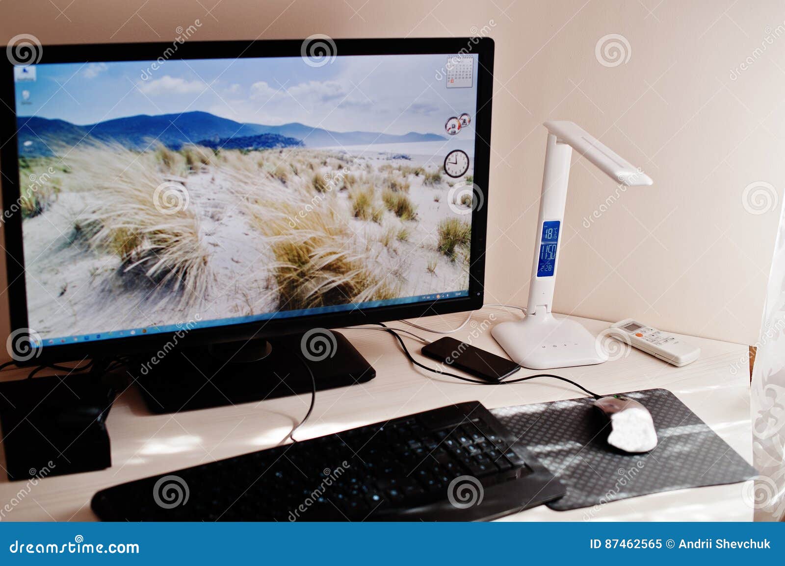 Monitor Van Computer Op De Werkende Plaats in Bureau Lichte Roo Stock ...