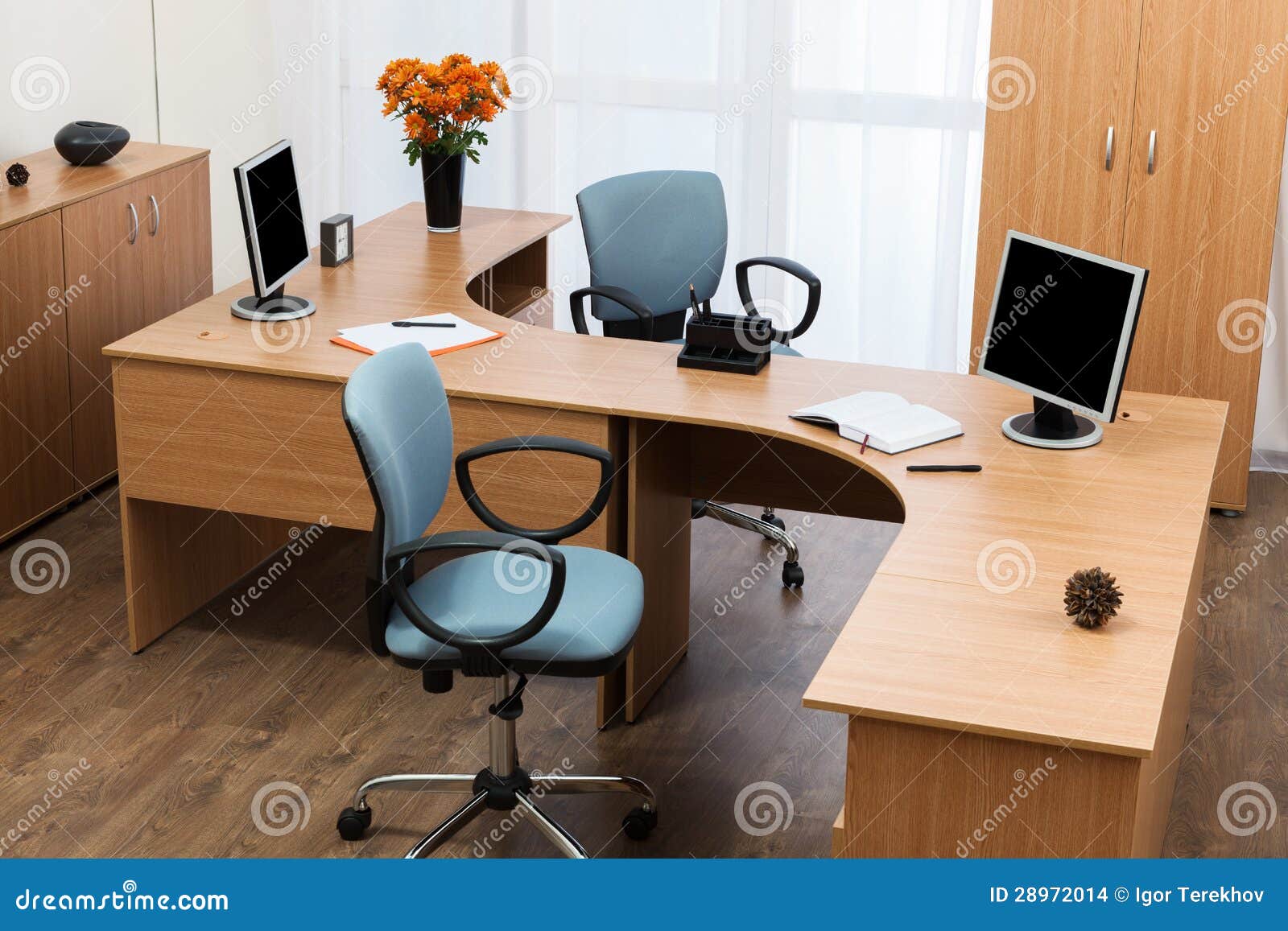 Monitors op een bureau stock foto. Image of monitor, bureaublad - 28972014