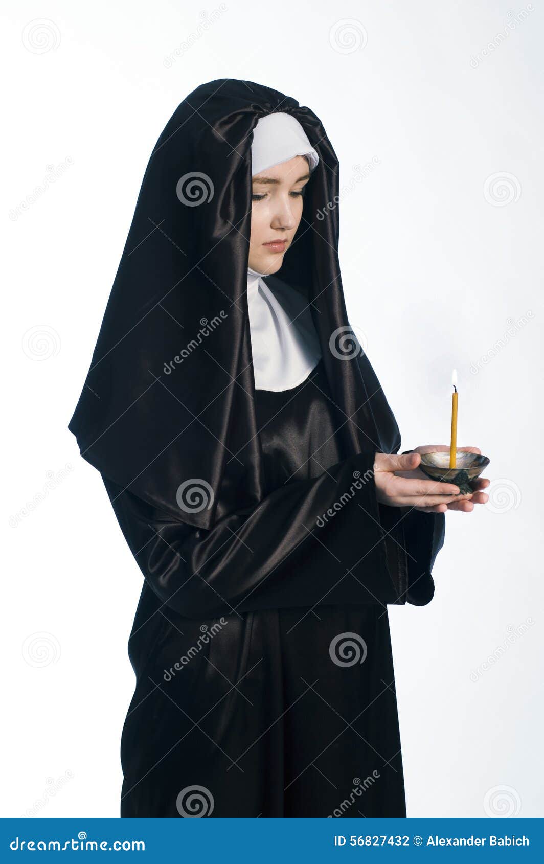 Monja con la vela foto de archivo. Imagen de negro, monje - 56827432
