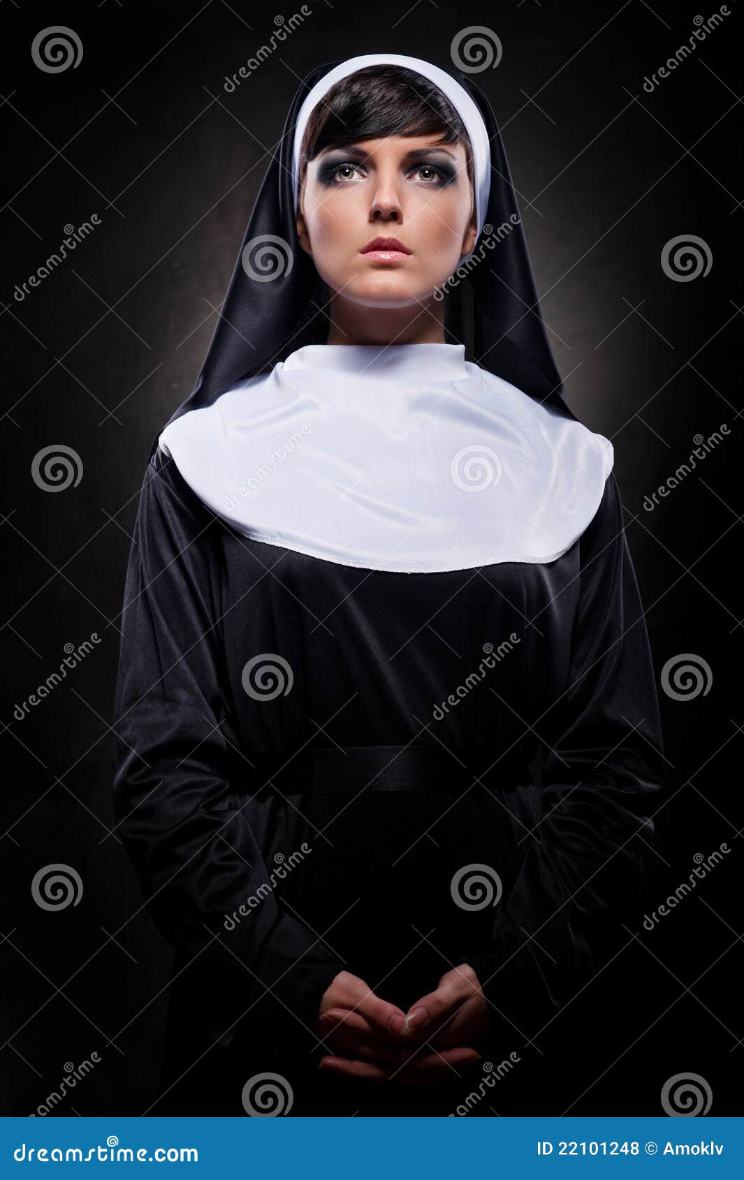 Monja joven atractiva foto de archivo. Imagen de hembra - 22101248