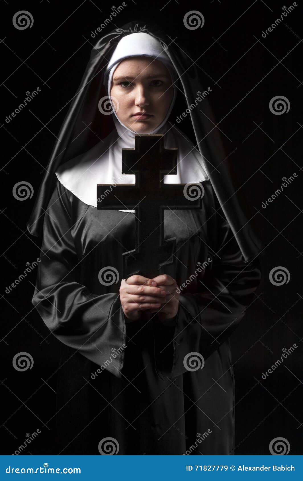 Monja Praying imagen de archivo. Imagen de fondo, atractivo - 71827779