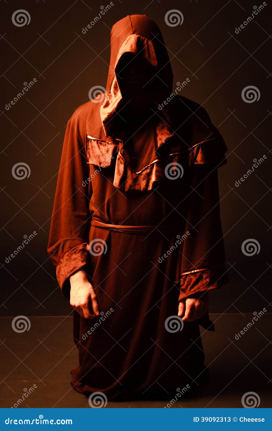 Monje católico misterioso imagen de archivo. Imagen de antiguo - 39092313