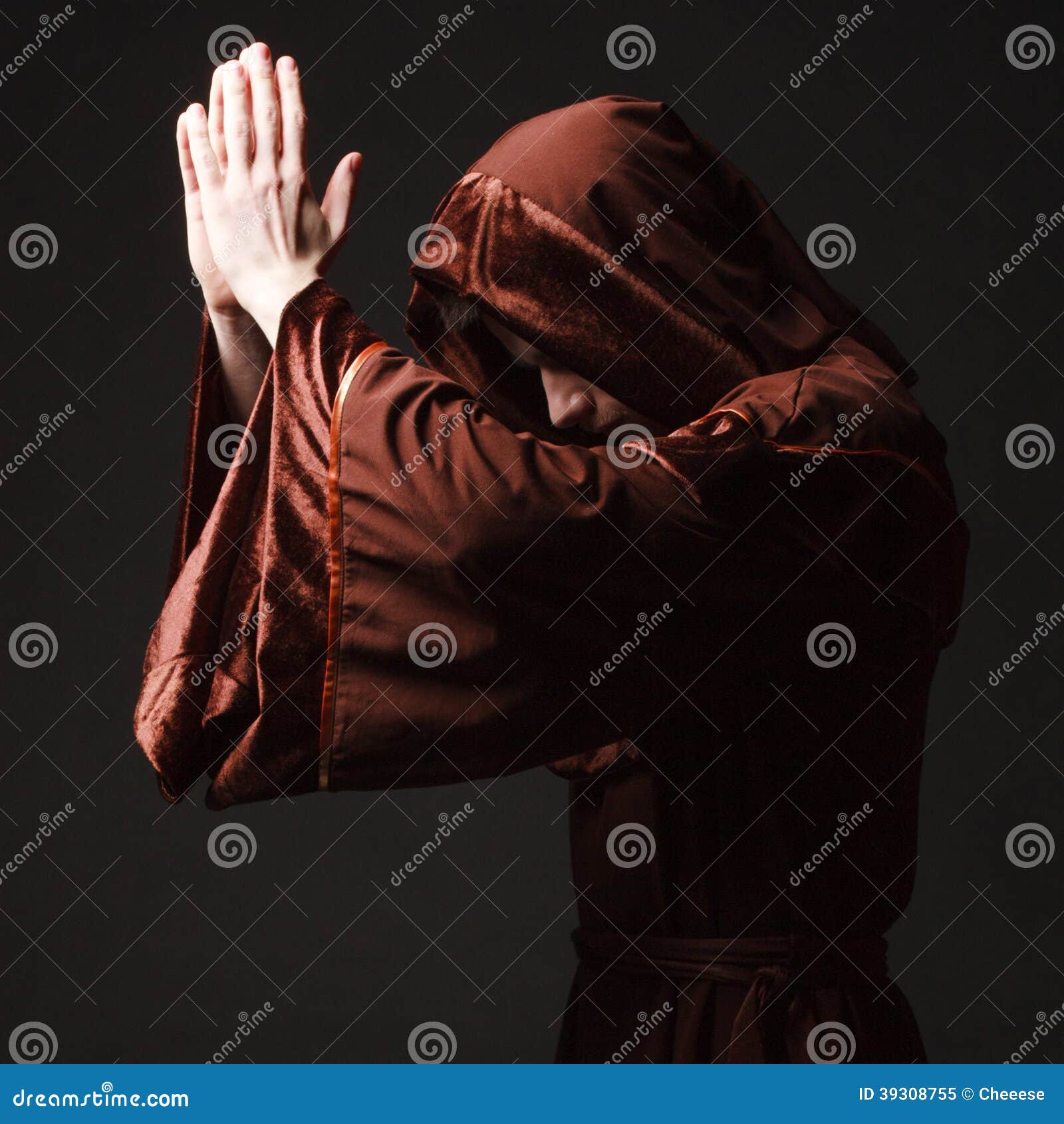 Monje católico misterioso imagen de archivo. Imagen de sombras - 39308755