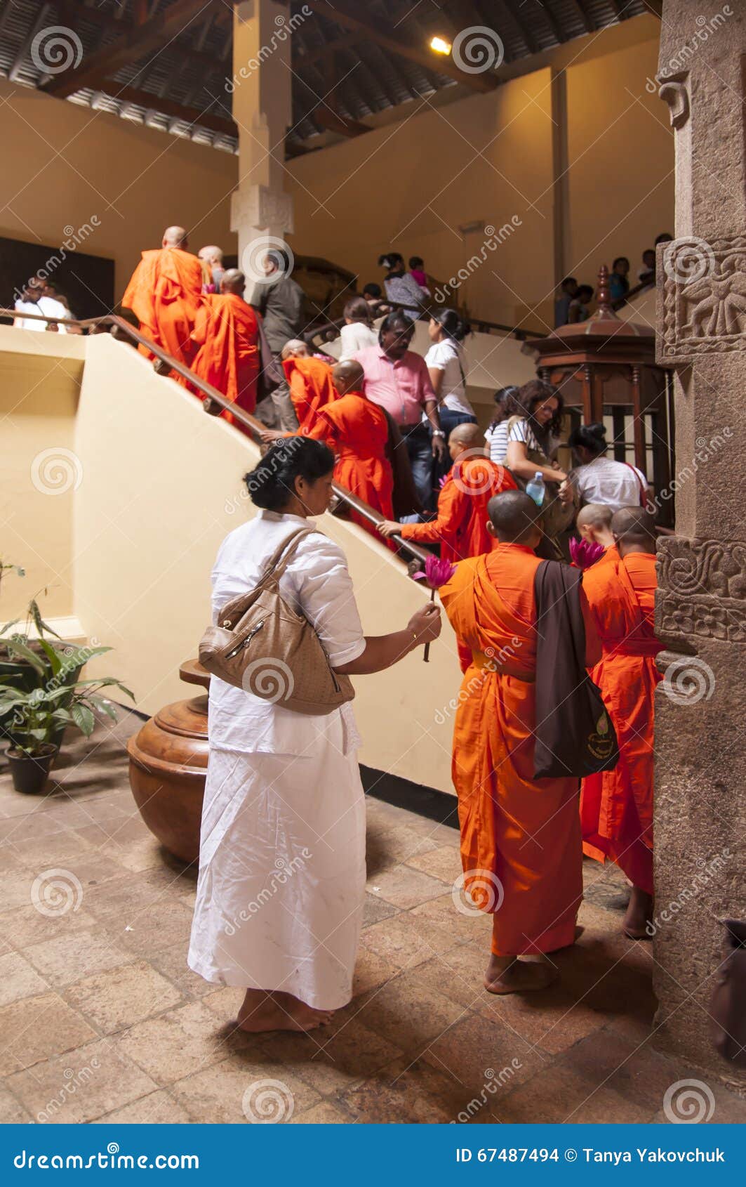 Monjes Con Las Flores De Loto Imagen de archivo editorial - Imagen de ...