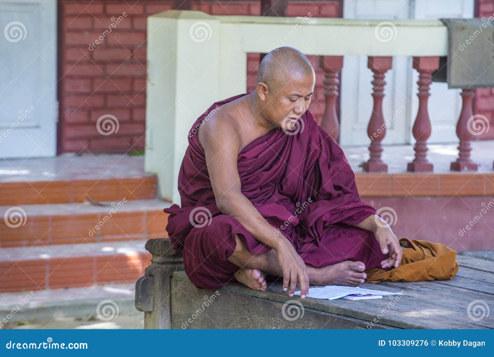 Monjes En El Monasterio Myanmar De Mahagandayon Foto editorial - Imagen ...