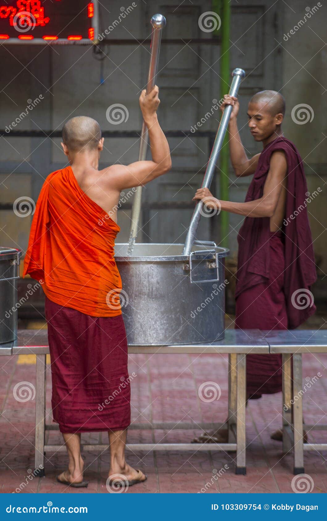 Monjes En El Monasterio Myanmar De Mahagandayon Imagen de archivo ...