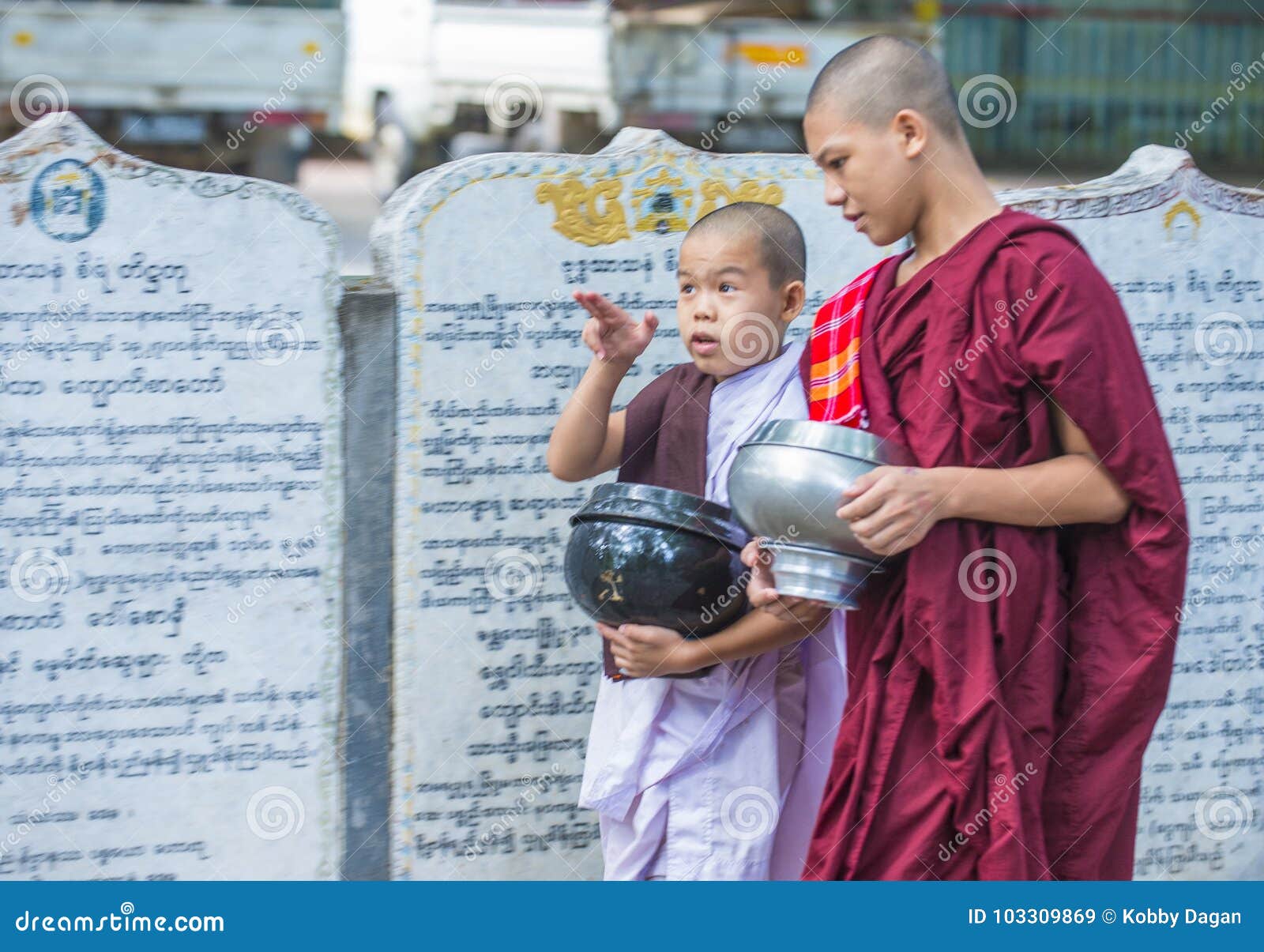 Monjes En El Monasterio Myanmar De Mahagandayon Imagen de archivo ...