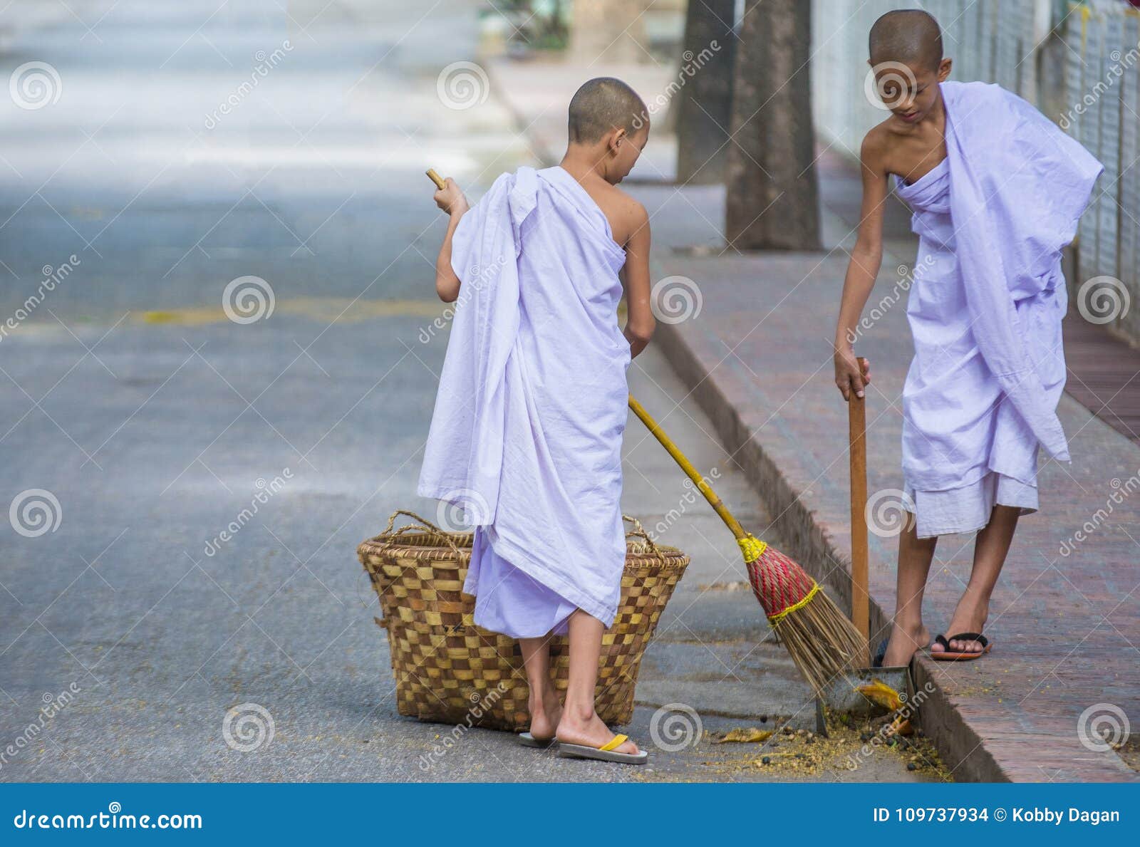 Monjes En El Monasterio Myanmar De Mahagandayon Imagen de archivo ...