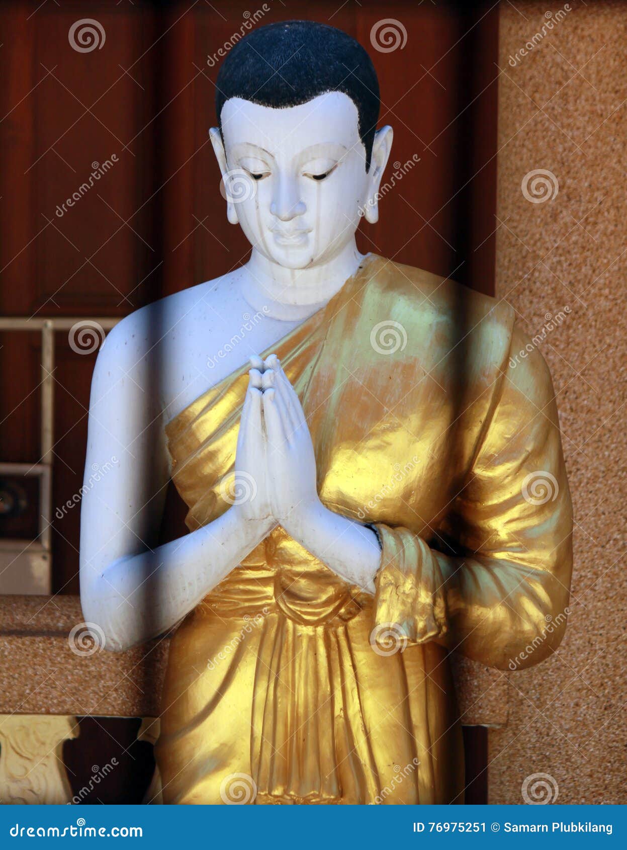 Monk cry in thai temple editorial photo. Image of legs - 76975251