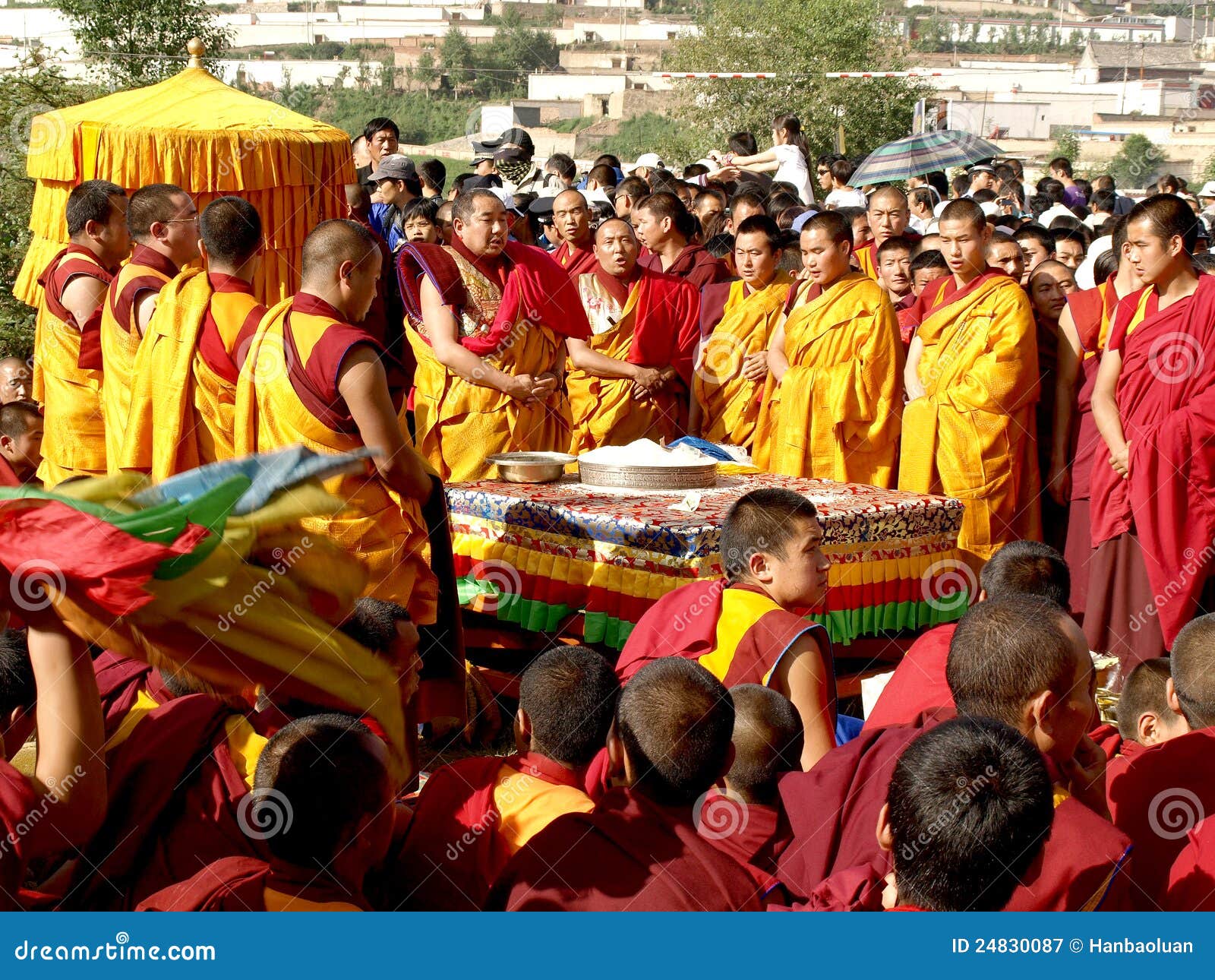 The monks in prayer editorial photography. Image of crowed - 24830087