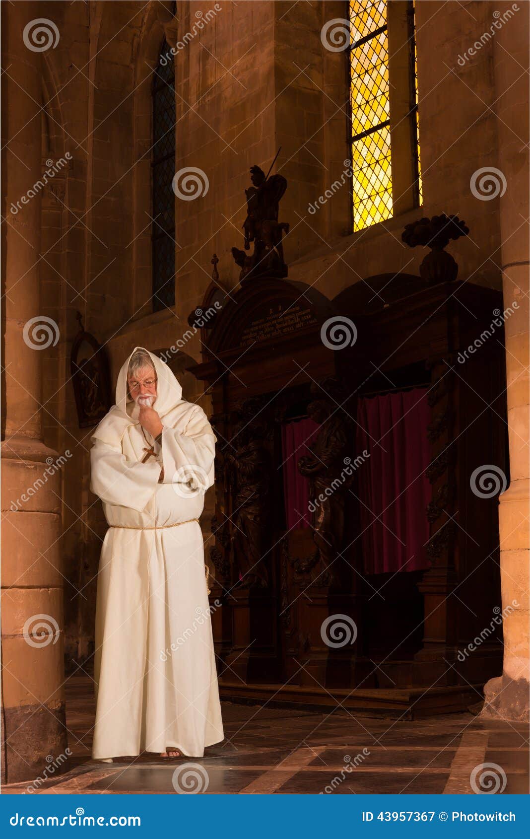 Monnik in oude kerk stock afbeelding. Image of bedevaart - 43957367