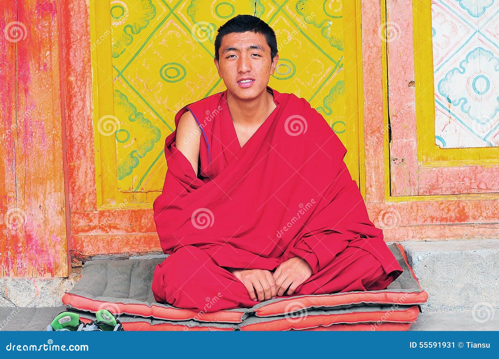 Monnik in Tibet redactionele foto. Image of mens, godsdienstig - 55591931