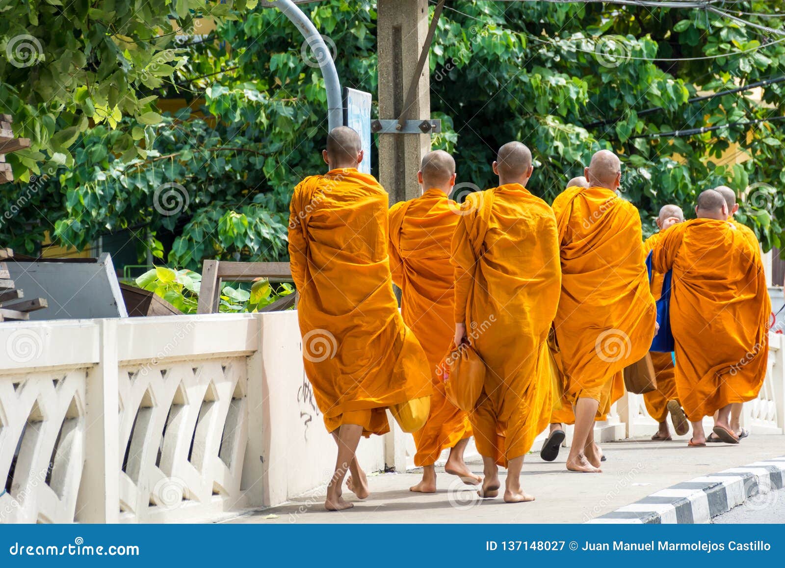 Monniken Die Binnen Op De Straat Lopen Redactionele Fotografie - Image ...