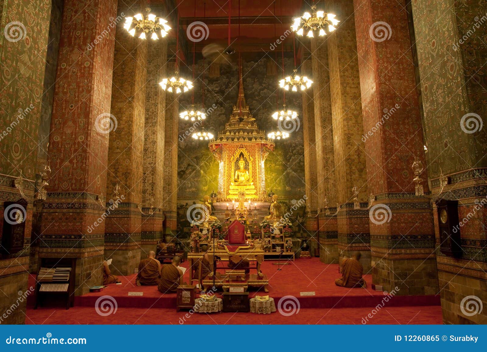 Monniken Die in Boeddhistische Kerk Bidden Stock Afbeelding - Image of ...