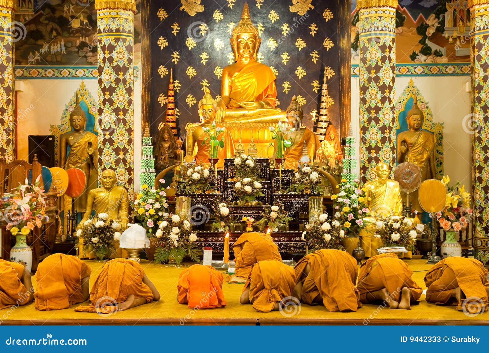 Monniken Die in Kerk Bidden Stock Afbeelding - Image of stijl, goud ...