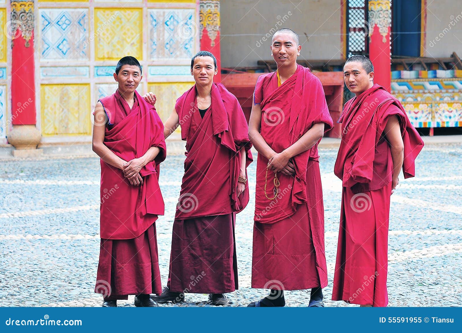 Monniken in Tibet redactionele afbeelding. Image of chinees - 55591955