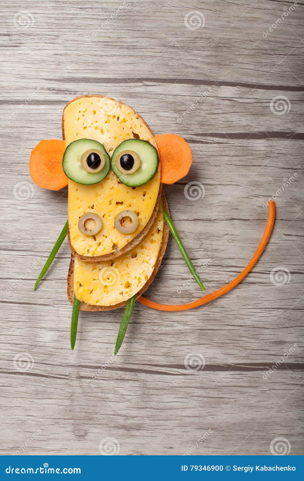 Mono Hecho Del Pan Y De Las Verduras Foto de archivo - Imagen de bocado ...