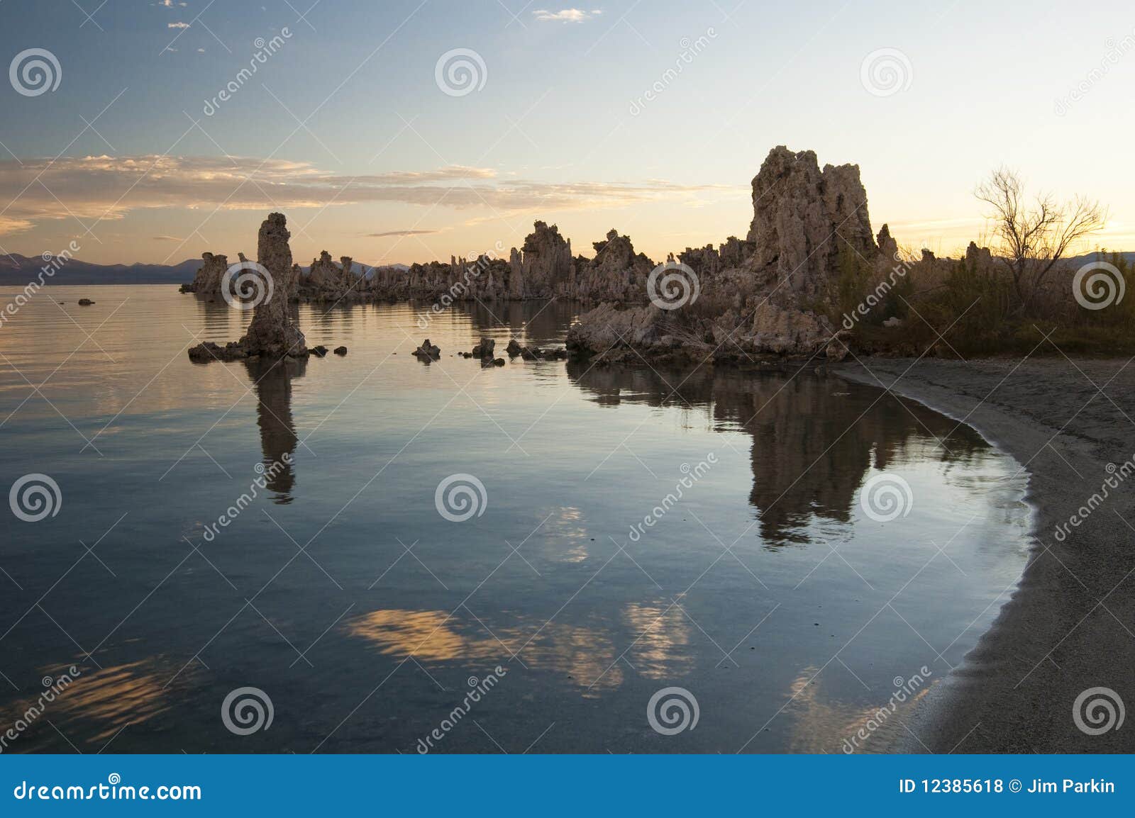 Mono lago fotografia stock. Immagine di sierra, scena - 12385618