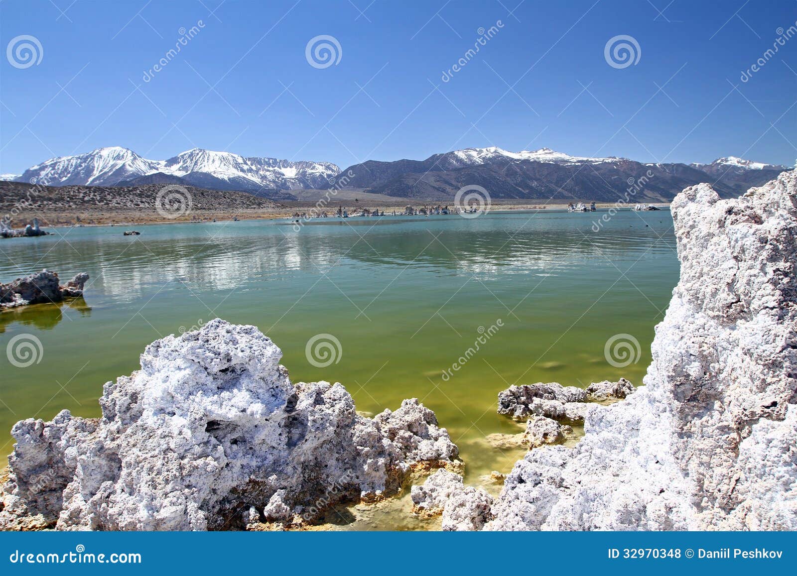 Mono lago foto de archivo. Imagen de cielo, vacaciones - 32970348
