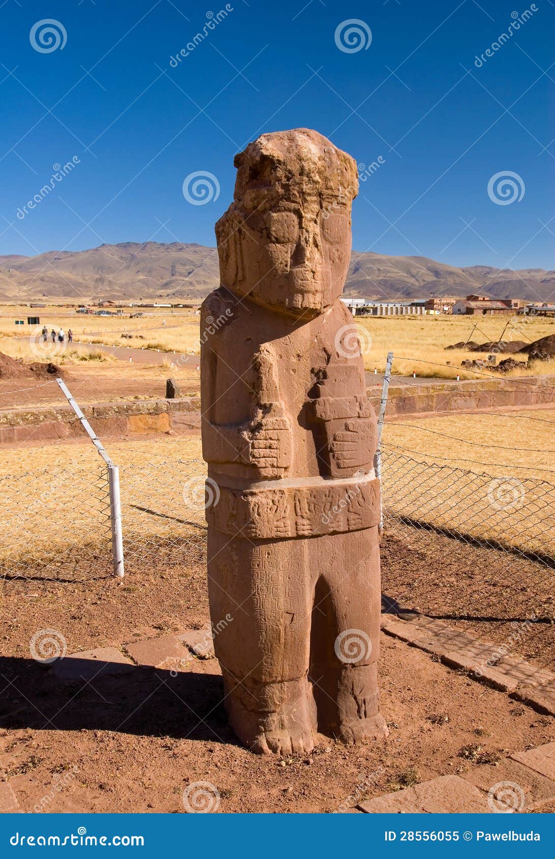 Tiwanaku Monolith In Salt Desert, Salar De Uyuni, Bolivia Stock Photo ...