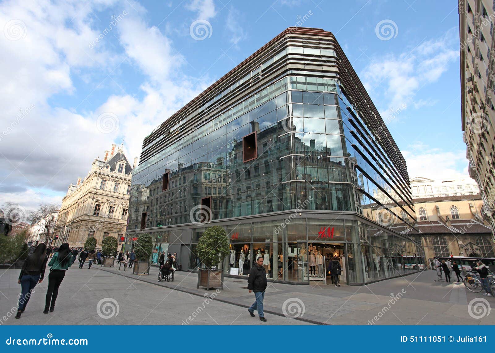 Monoprix-winkel Op Place Des Cordeliers, Lyon Redactionele Foto - Image ...