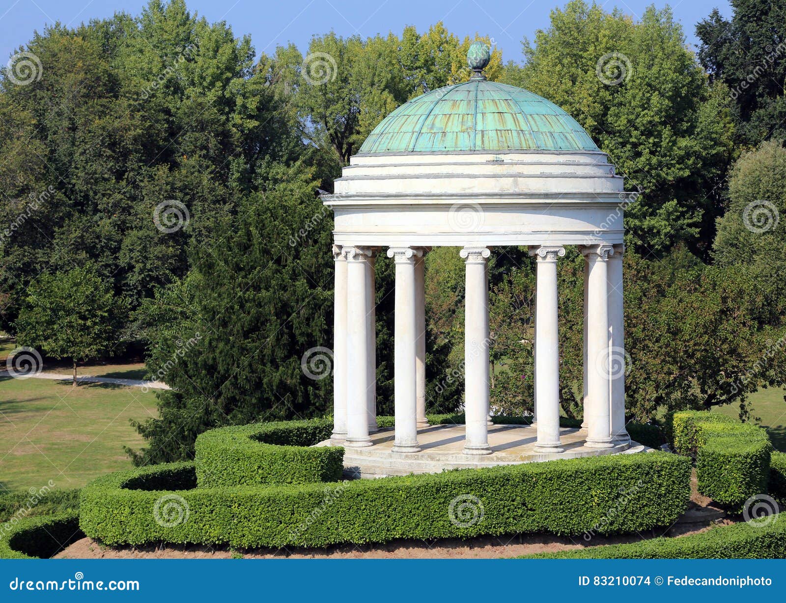 Monopteros Mit Der Haube in Der Klassischen Art Stockfoto - Bild von ...