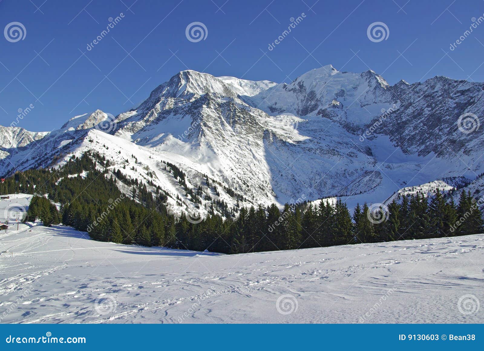 Mont Blanc Dôme du goûter imagen de archivo. Imagen de blanc - 9130603