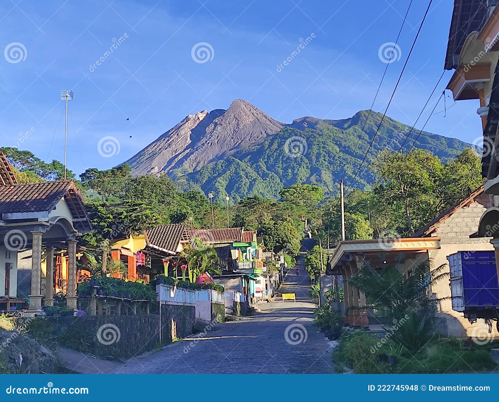 Mont Merapi Dans Le Centre De Java Photo stock - Image du montagne ...