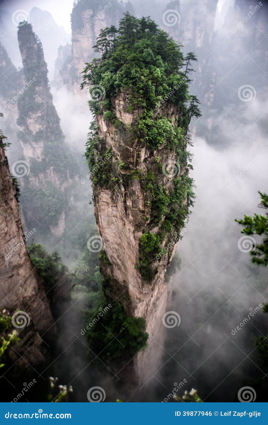 Montaña Del Finger (isla Flotante) Foto de archivo - Imagen de nubes ...