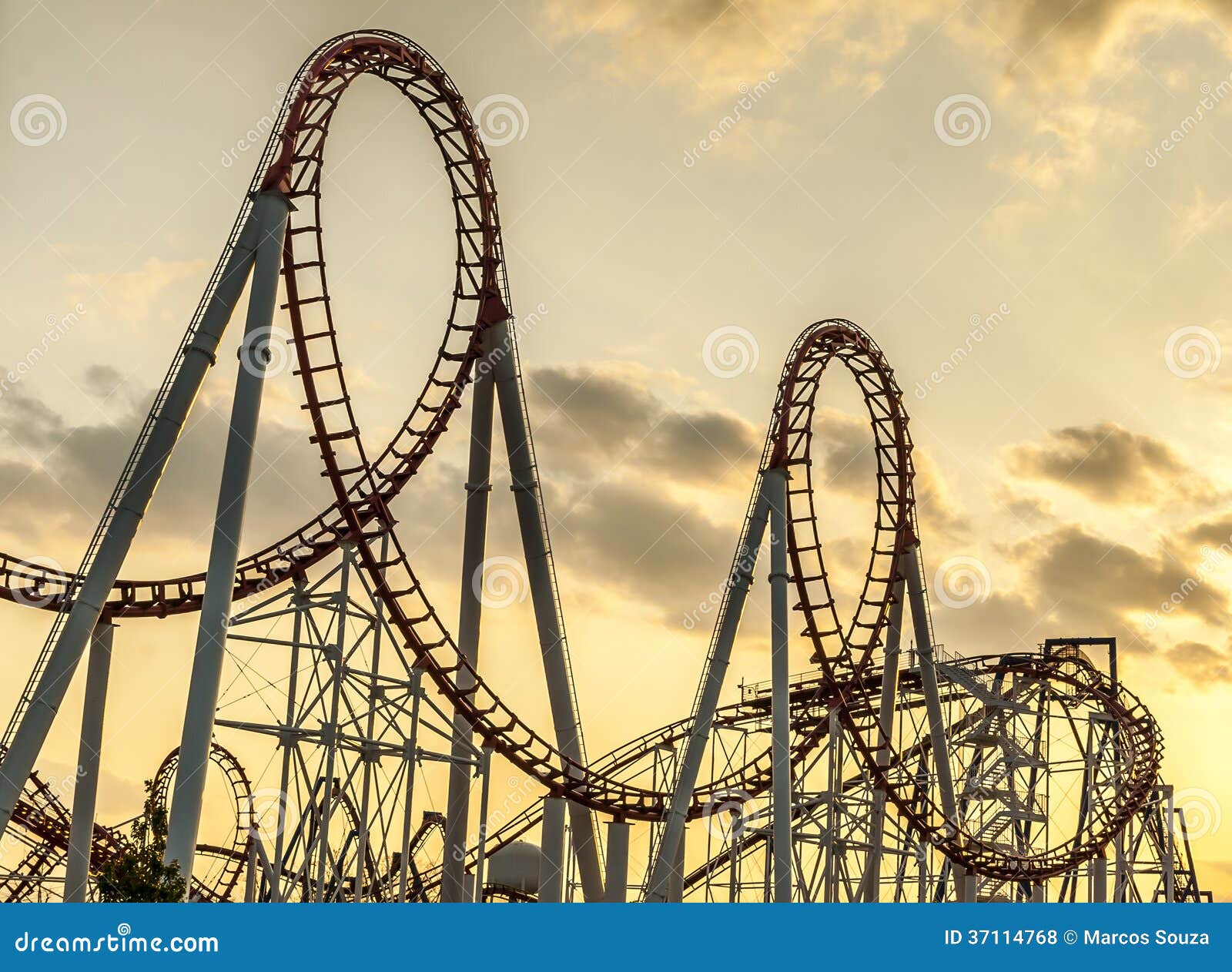 Montaña rusa foto de archivo. Imagen de abajo, juego - 37114768