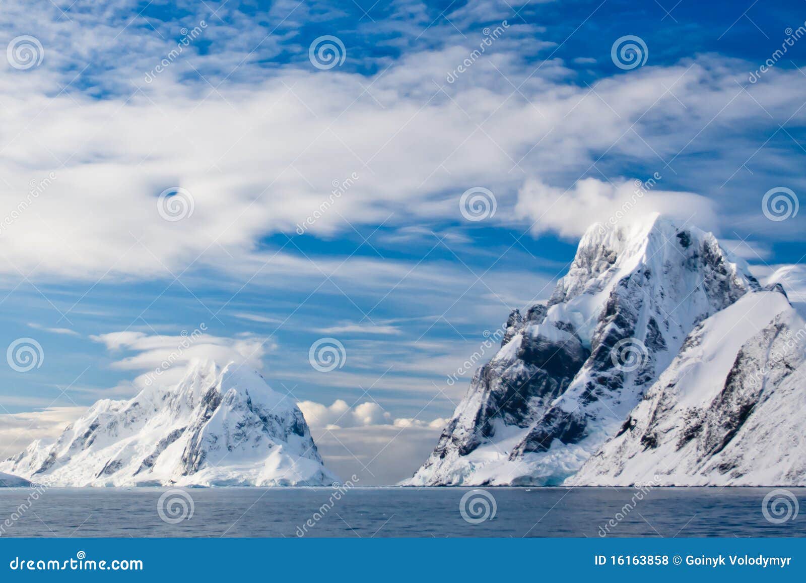 Montañas Coronadas De Nieve Foto de archivo - Imagen de poste ...