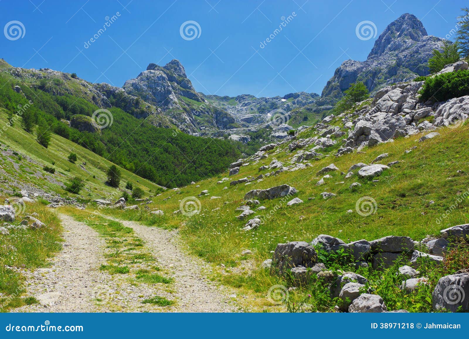 Montañas de Komovi foto de archivo. Imagen de paisaje - 38971218
