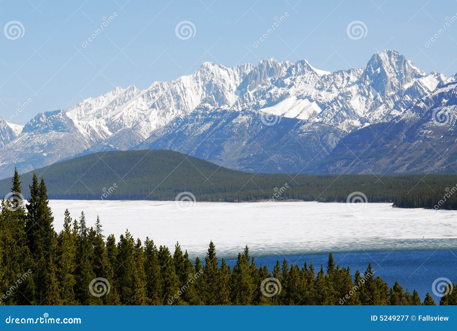 Montañas Y Lago De La Nieve Imagen de archivo - Imagen de canto, cuesta ...