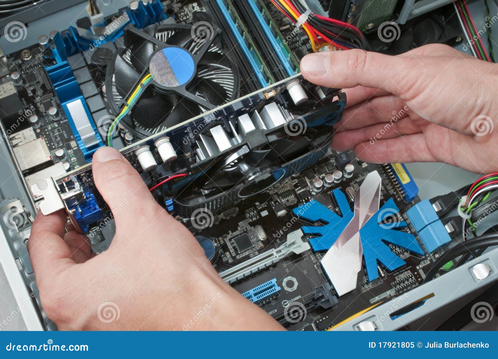 Montaggio Con Computer Personale Immagine Stock - Immagine di spina ...