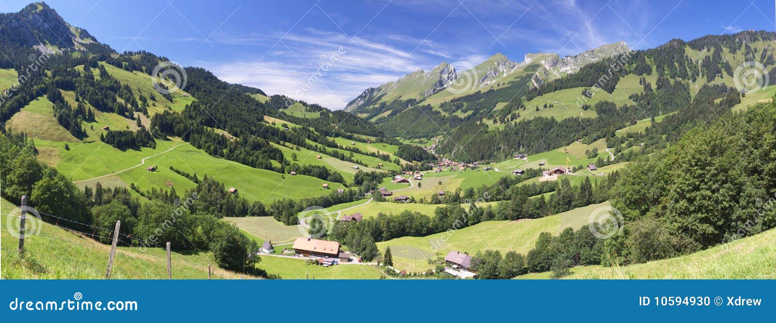 Montagne alpine di estate fotografia stock. Immagine di ascensione ...