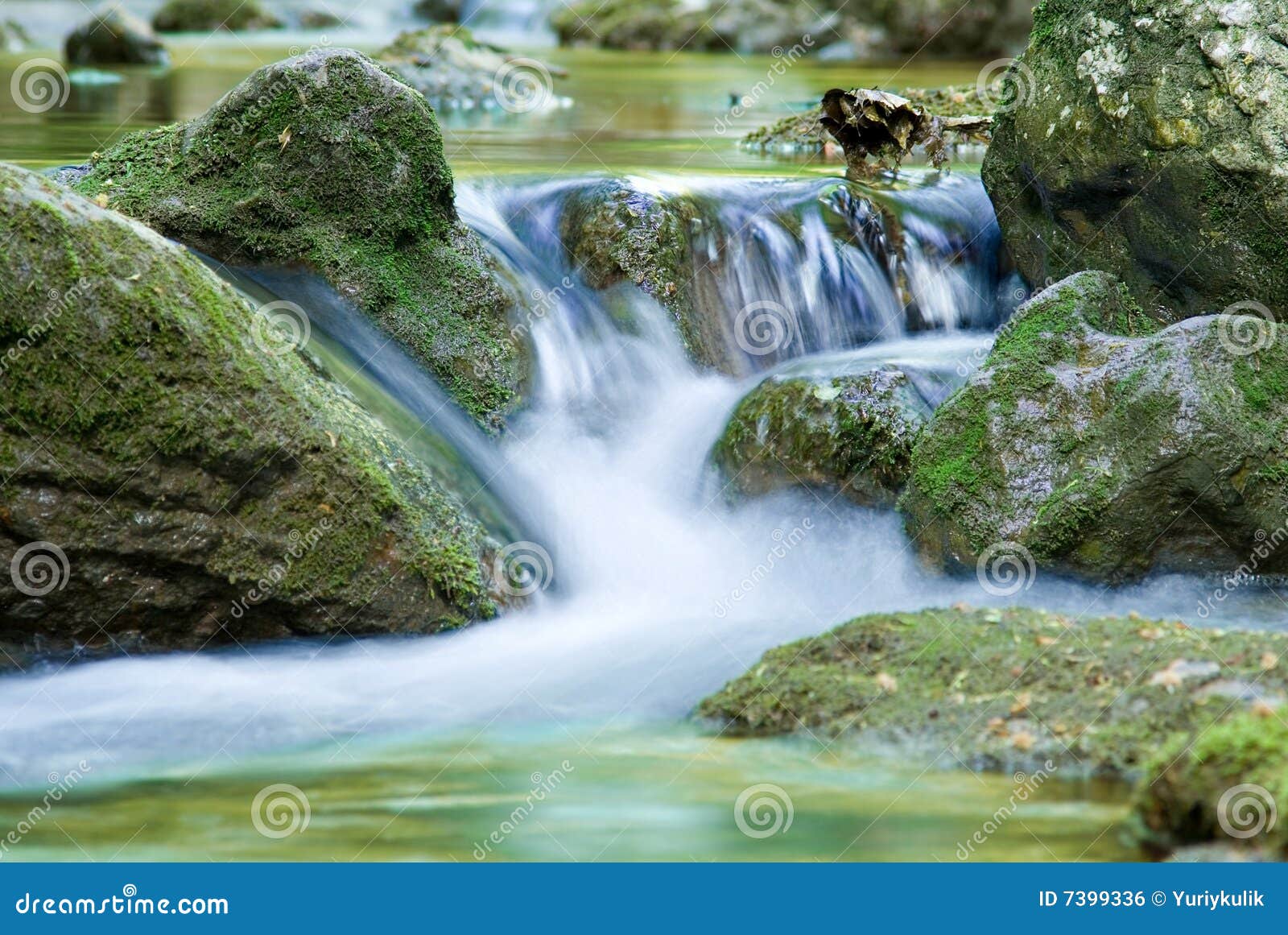 Montagne de ruisseau photo stock. Image du roche, extérieur - 7399336