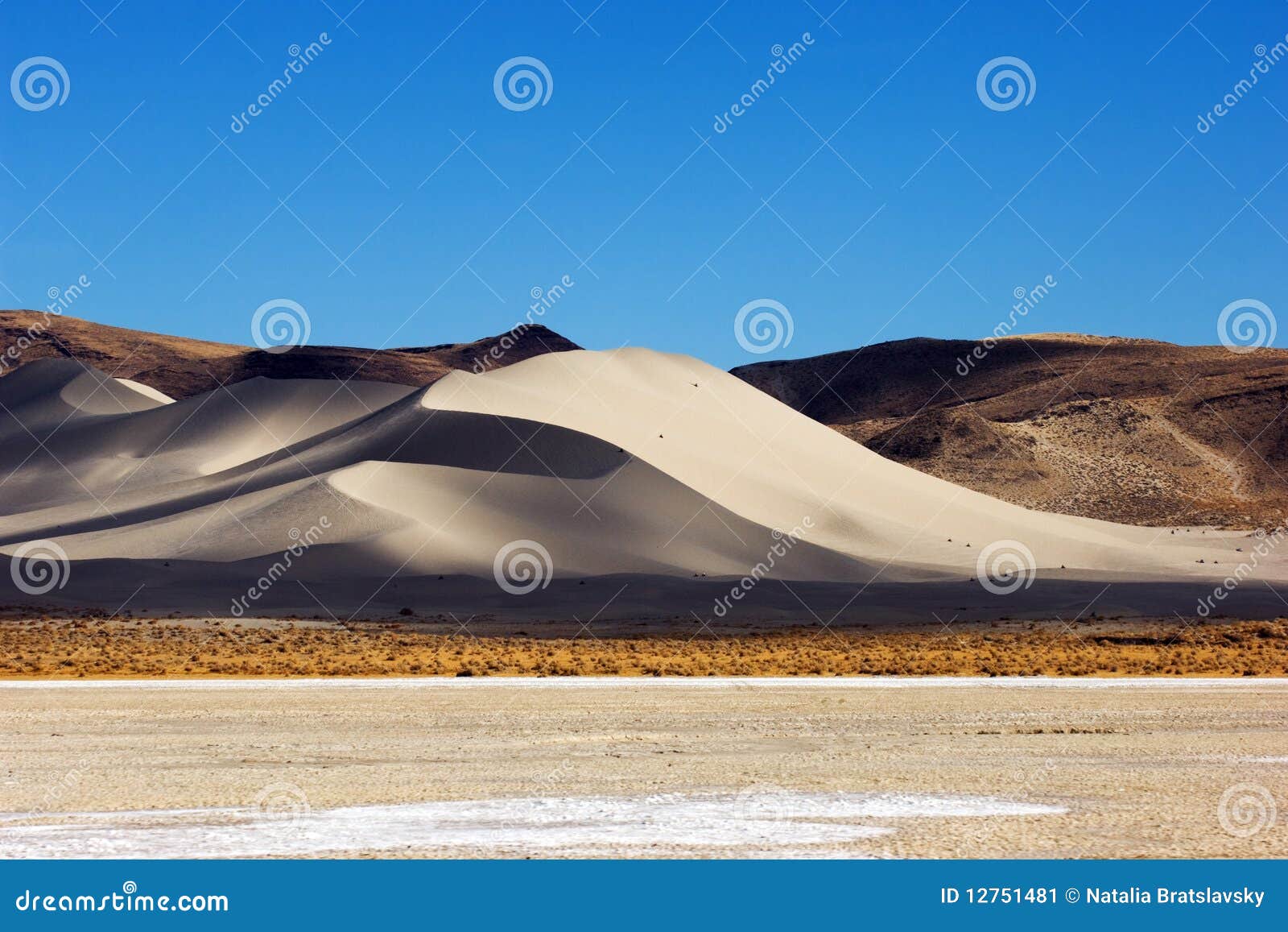 Montagne de sable image stock. Image of occidental, itinéraire - 12751481