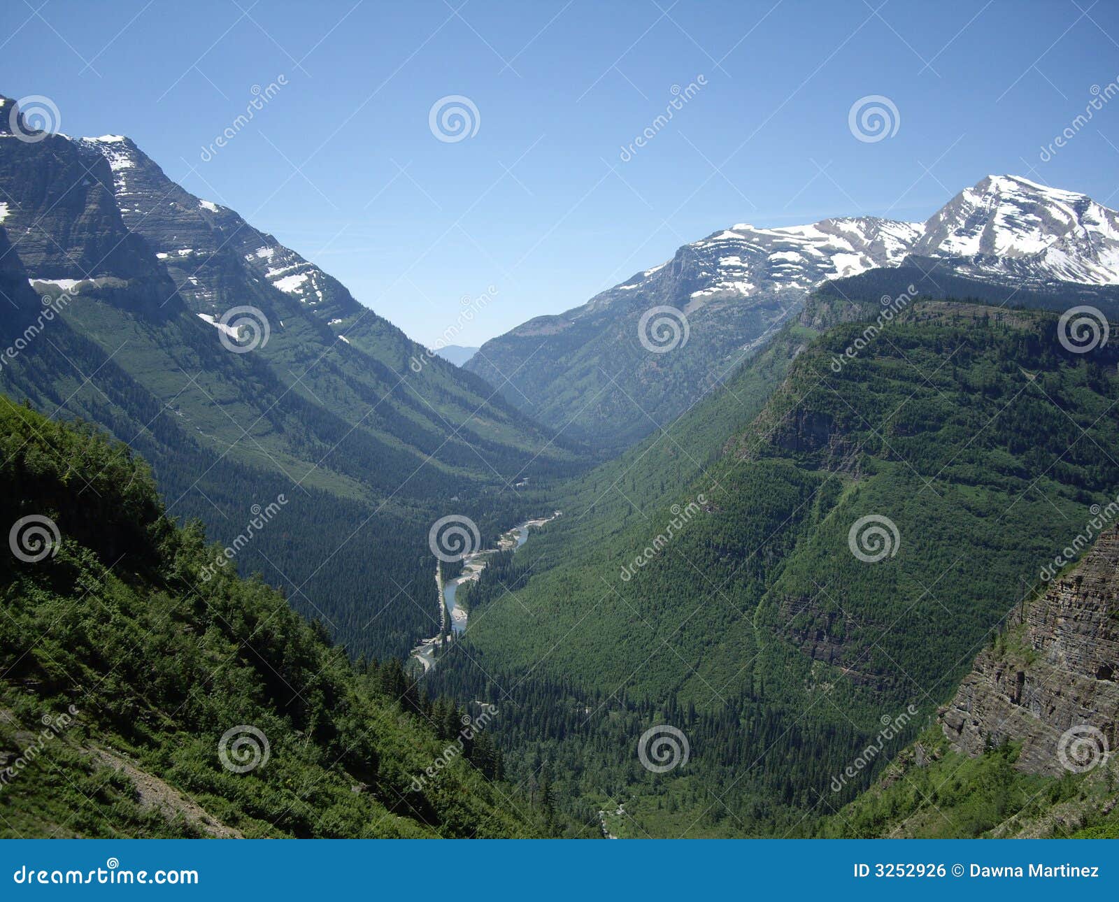 Montagne della sorgente fotografia stock. Immagine di cielo - 3252926