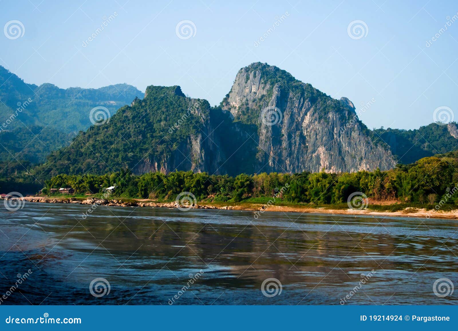 Montagne Et Fleuve De Mekong Photo stock - Image du beau, bateau: 19214924